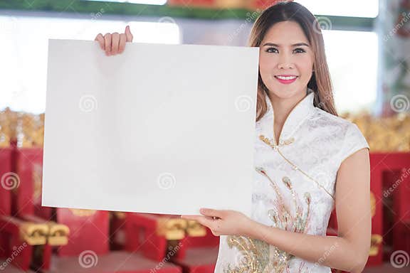 Die Asiatische Chinesin Auf Traditionellen Chinesen Halten Leeren ... Die Asiatische Chinesin Auf Traditionellen Chinesen Halten Leeren ...