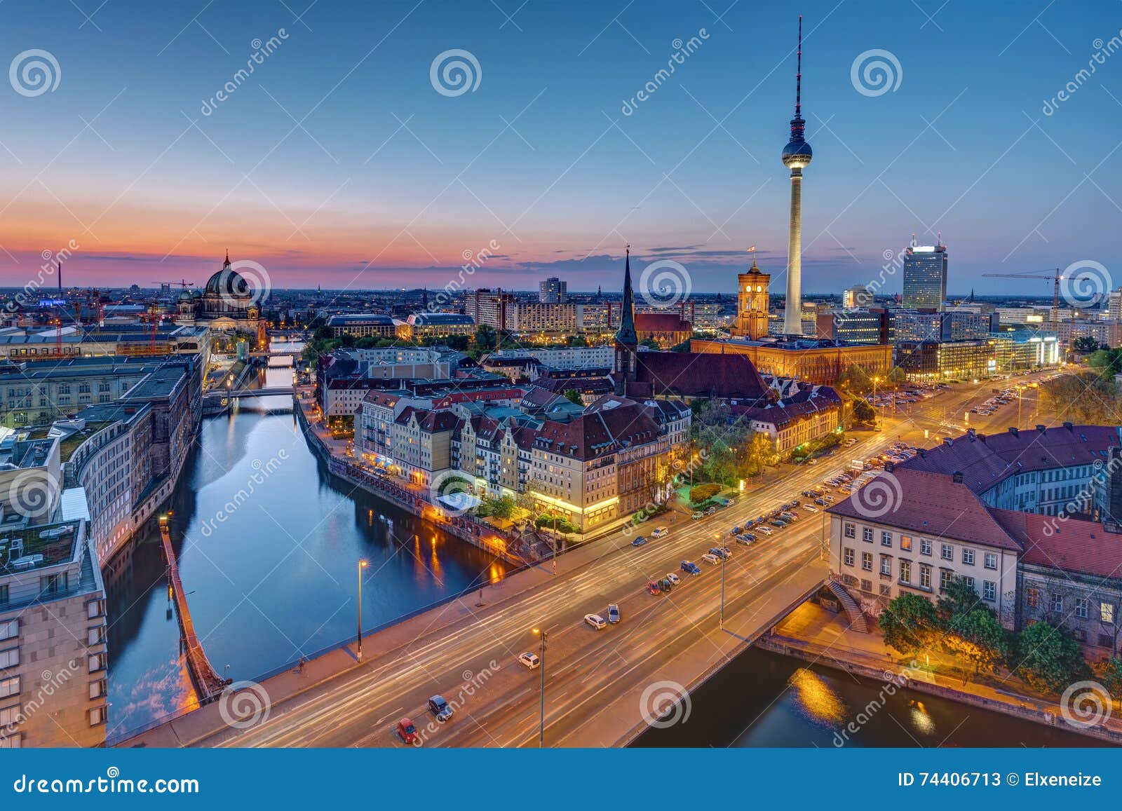 Die Berlin-Skyline an Der Blauen Stunde Stockbild - Bild von stadtbild ...
