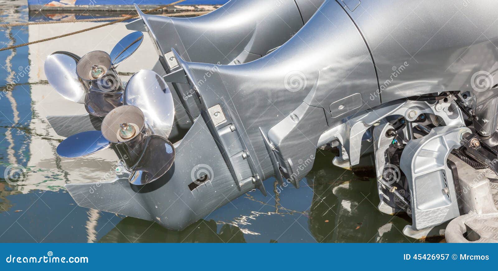 Die Doppelten Propeller Hinter Dem Boot Stockbild - Bild von ...