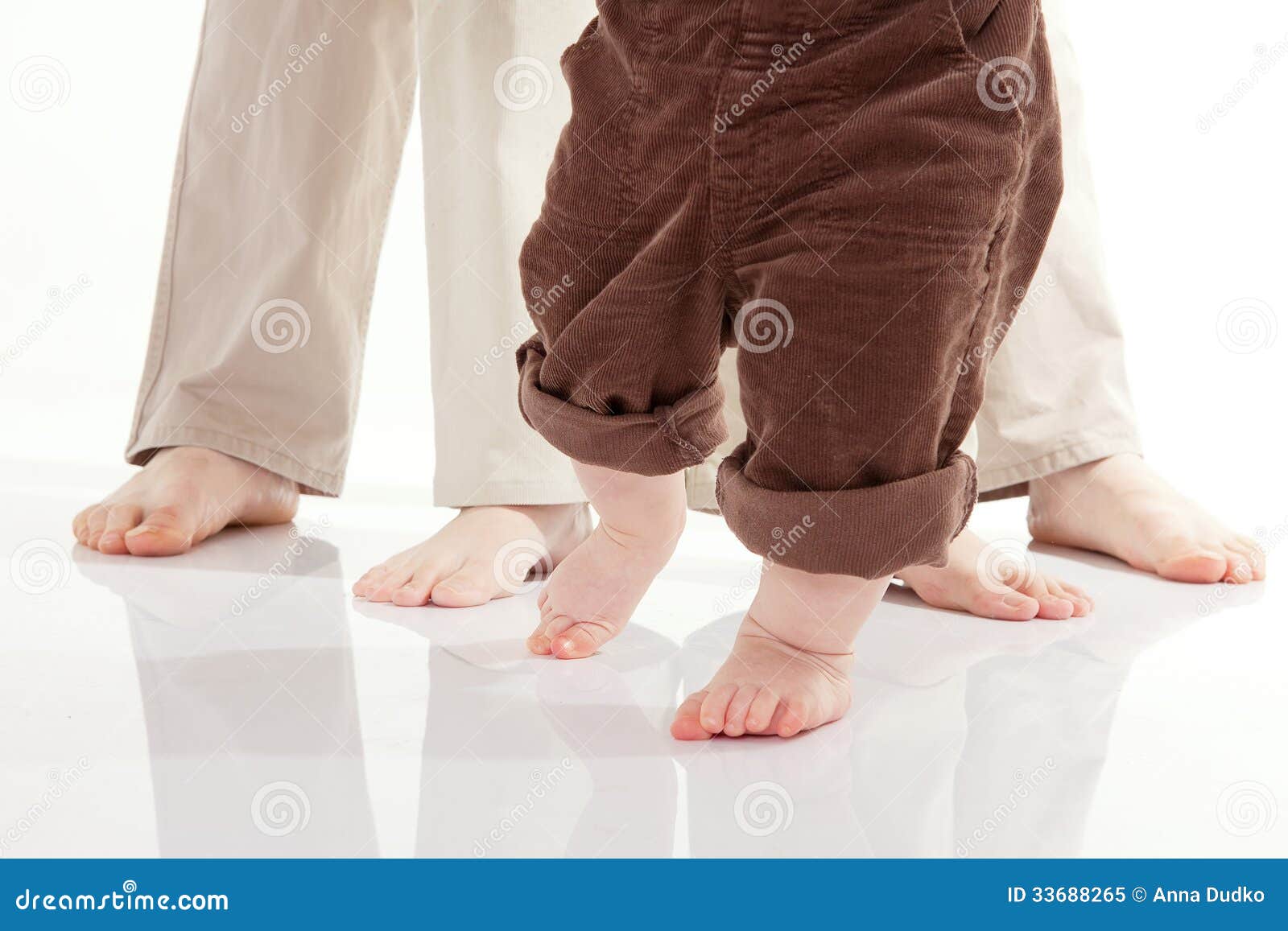 Die Ersten Schritte Des Babys Stockbild - Bild von mädchen, gefühle ...