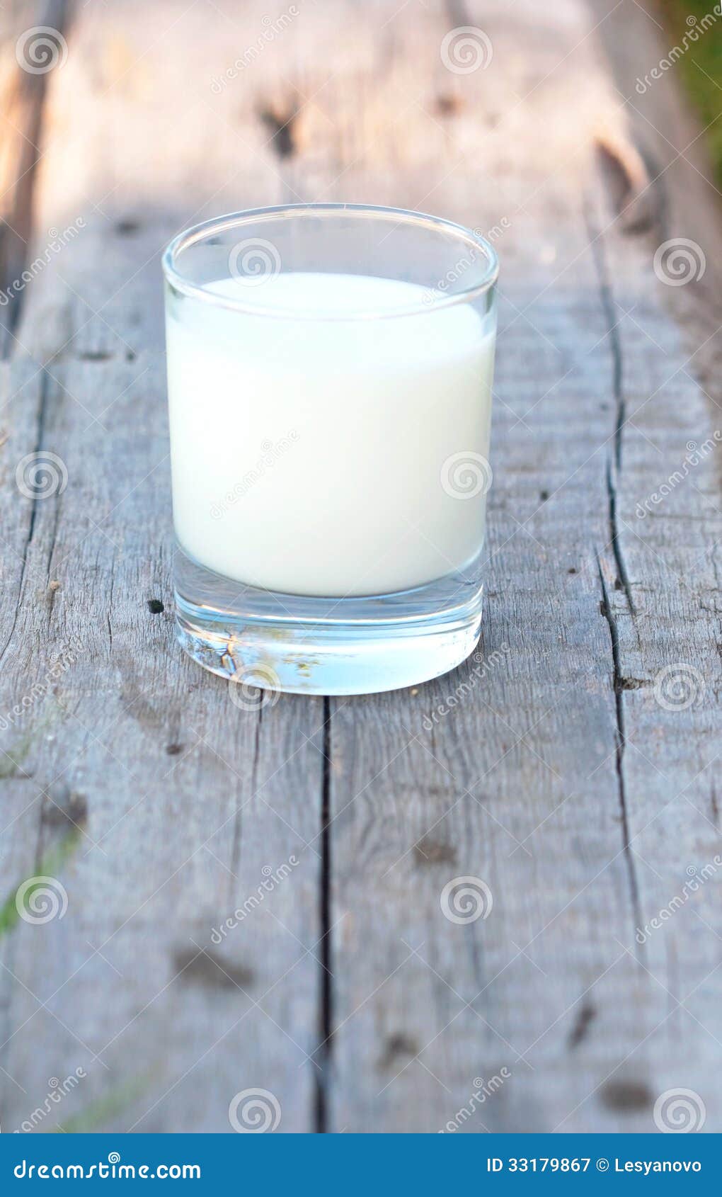 Die Frische Kuhmilch Im Transparenten Glas Stockbild - Bild von ...