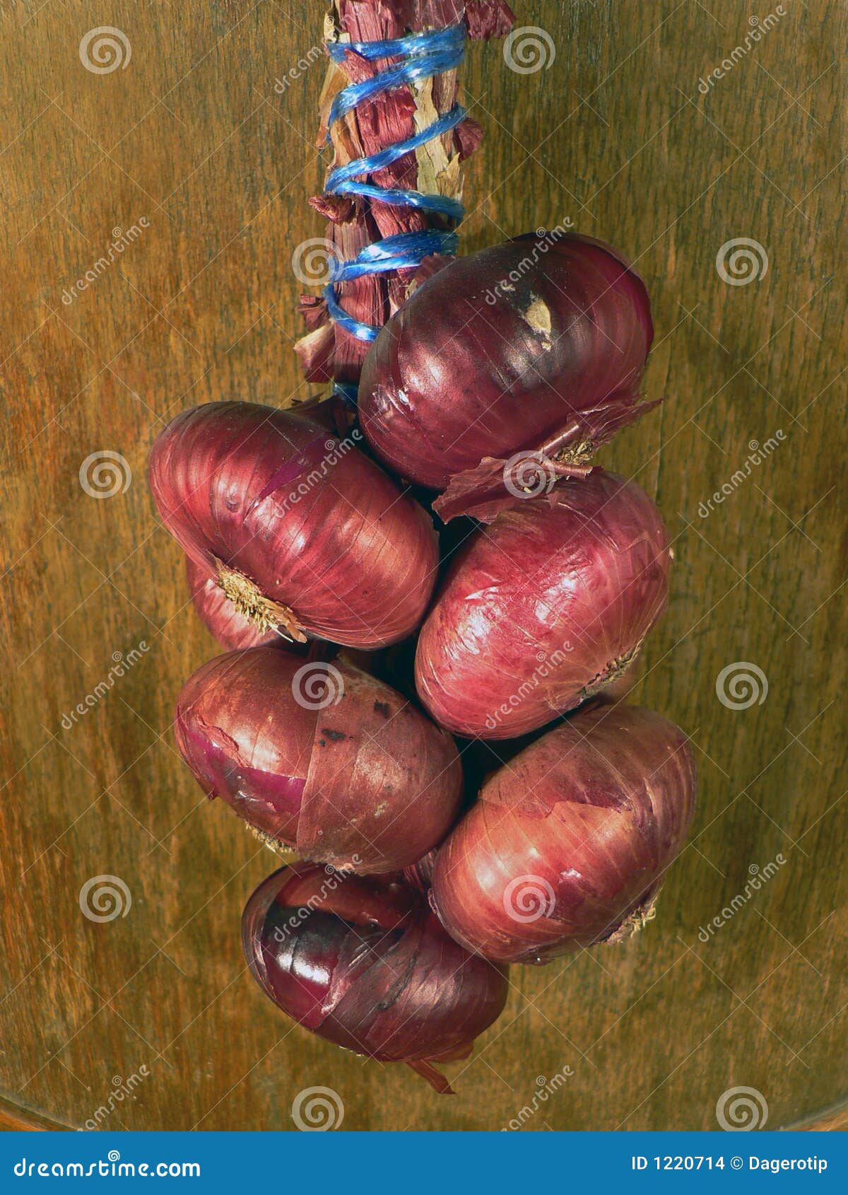 Die Garbe Der Roten Zwiebeln Stockfoto - Bild von rate, wachstum: 1220714