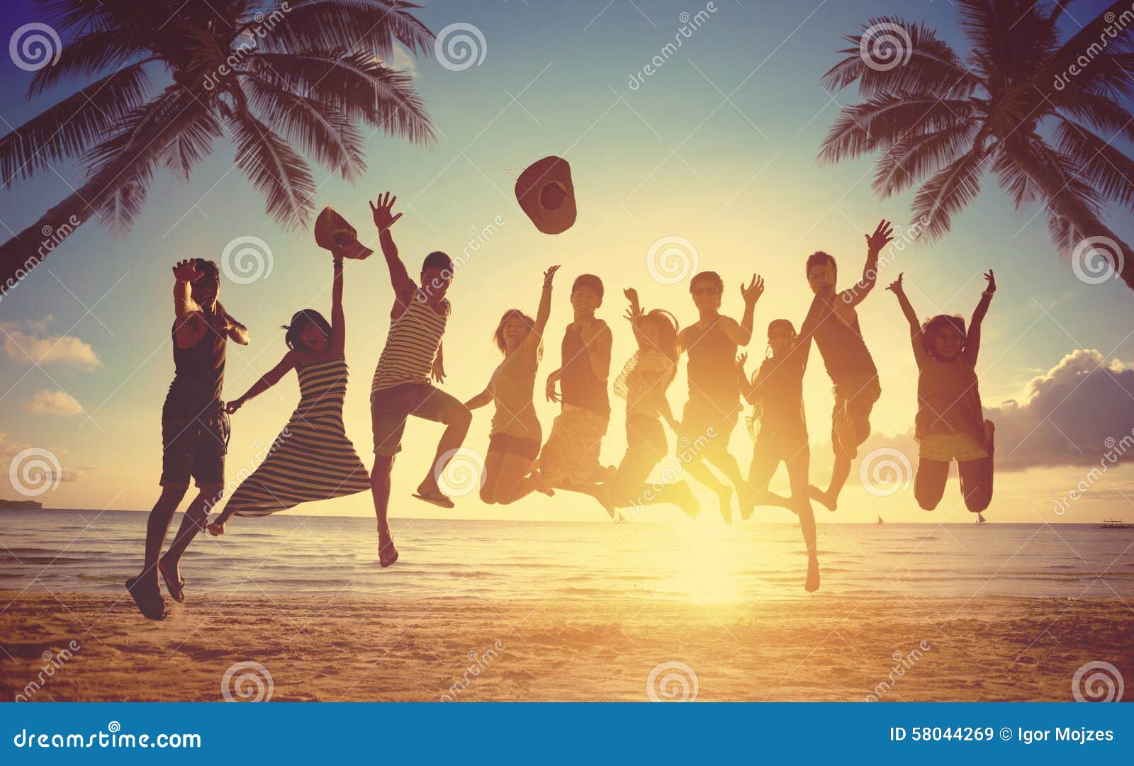 Die Gruppe Von Personen Springend am Strand Stockbild - Bild von ...