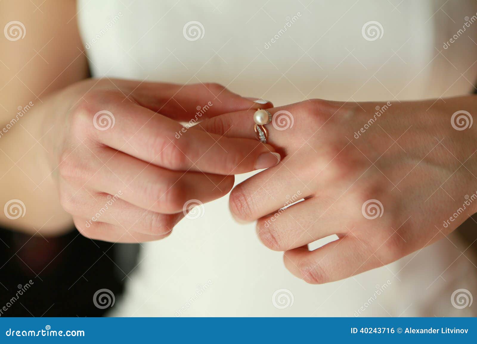 Die Hände der Braut stockfoto. Bild von dekoration, braut - 40243716