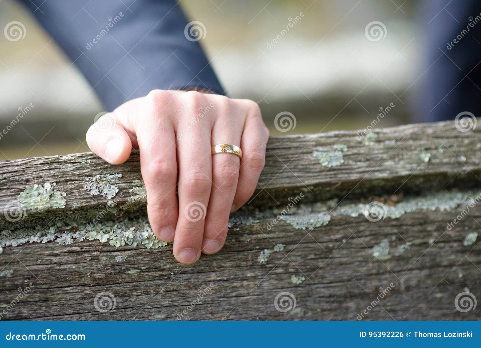 Die Hand Des Mannes Mit Ring Stockfoto - Bild von bemannt, hochzeit ...