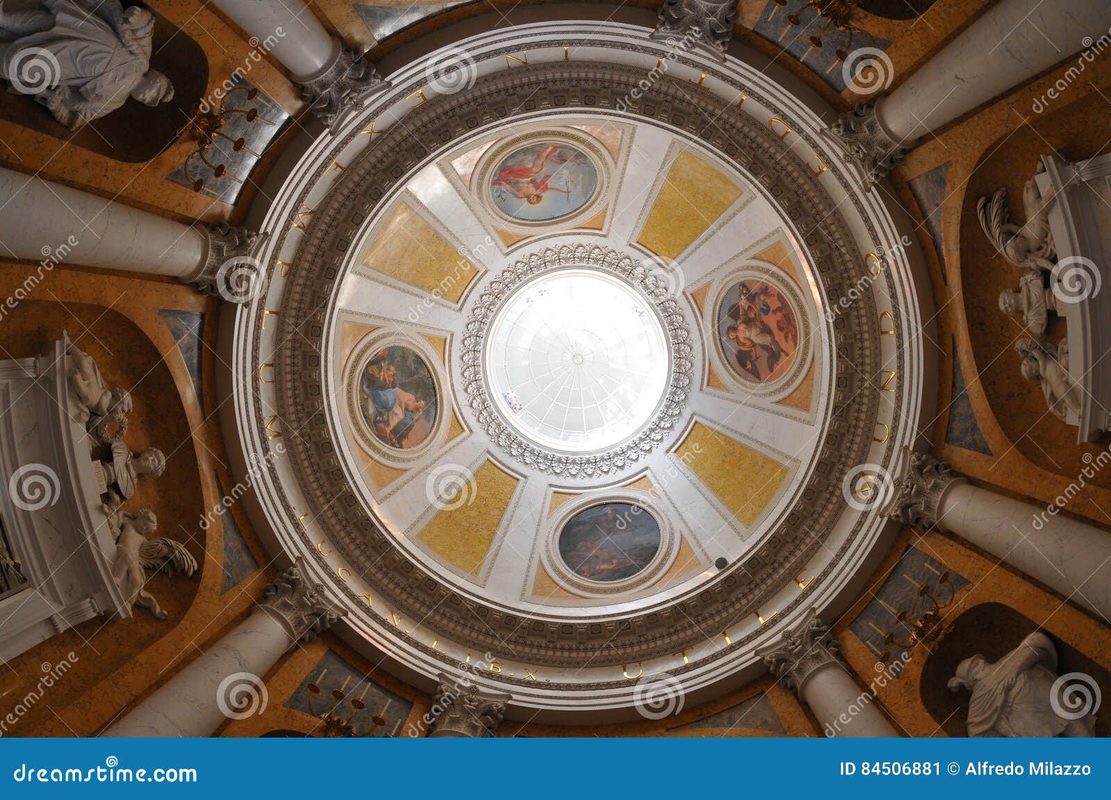 Die Haube stockbild. Bild von oberlicht, mitte, pflaster - 84506881