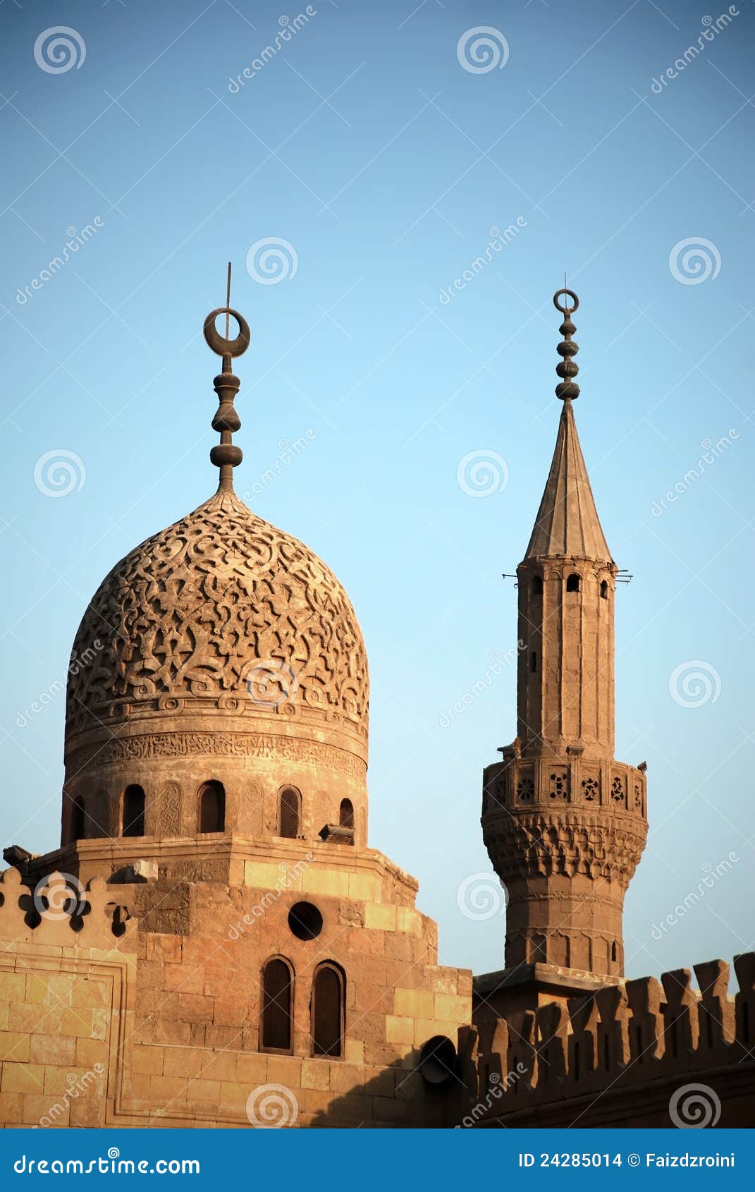 Die Haube Und Das Minarett Der Al-Azhar Moschee in Kairo Stockfoto ...