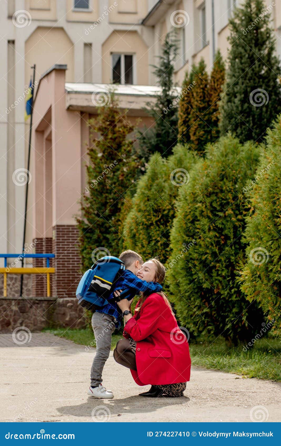 Die Junge Mutter Sieht Das Kind Zur Schule Und Geht Auf Abschied ...