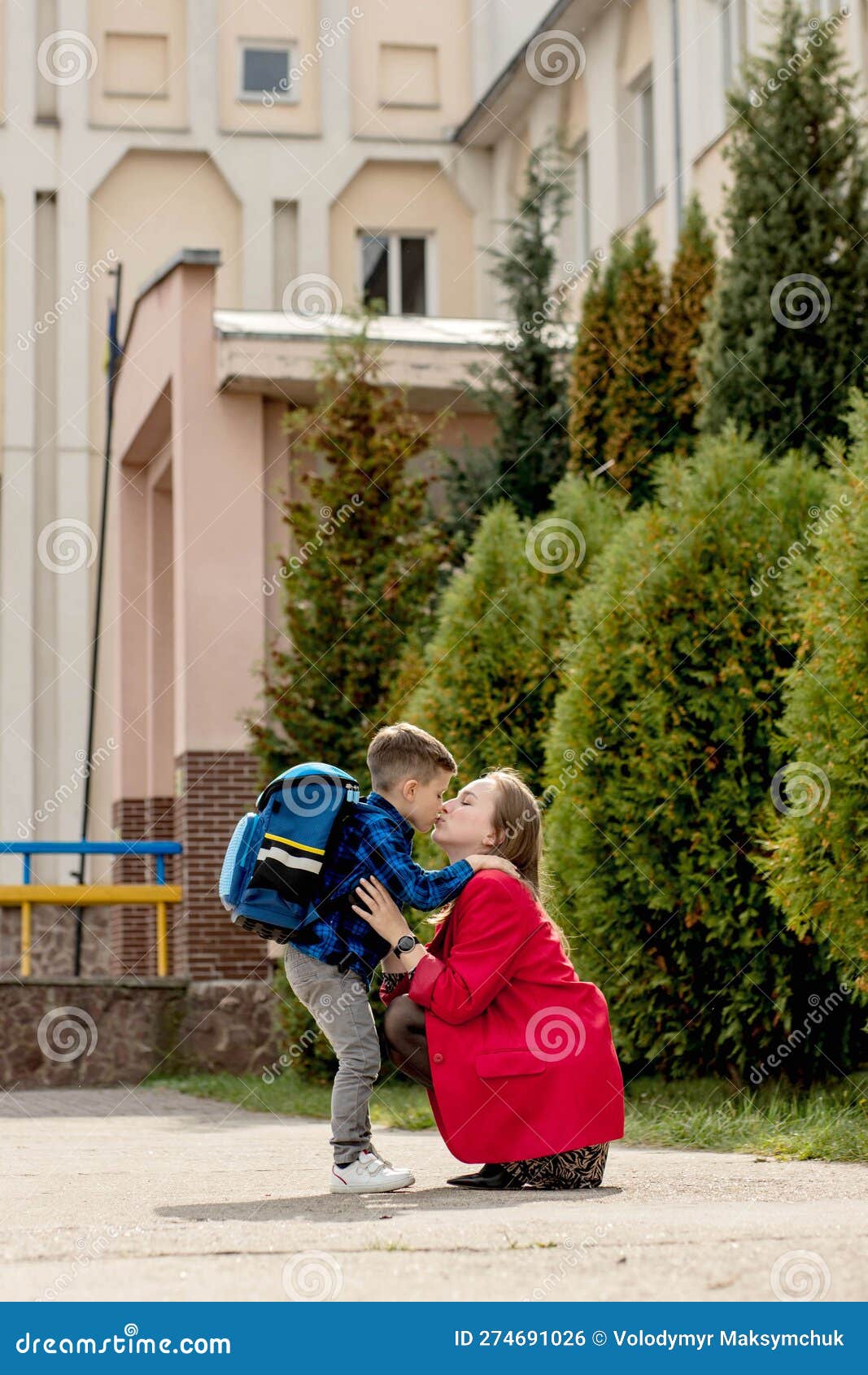 Die Junge Mutter Sieht Das Kind Zur Schule Und Geht Auf Abschied ...