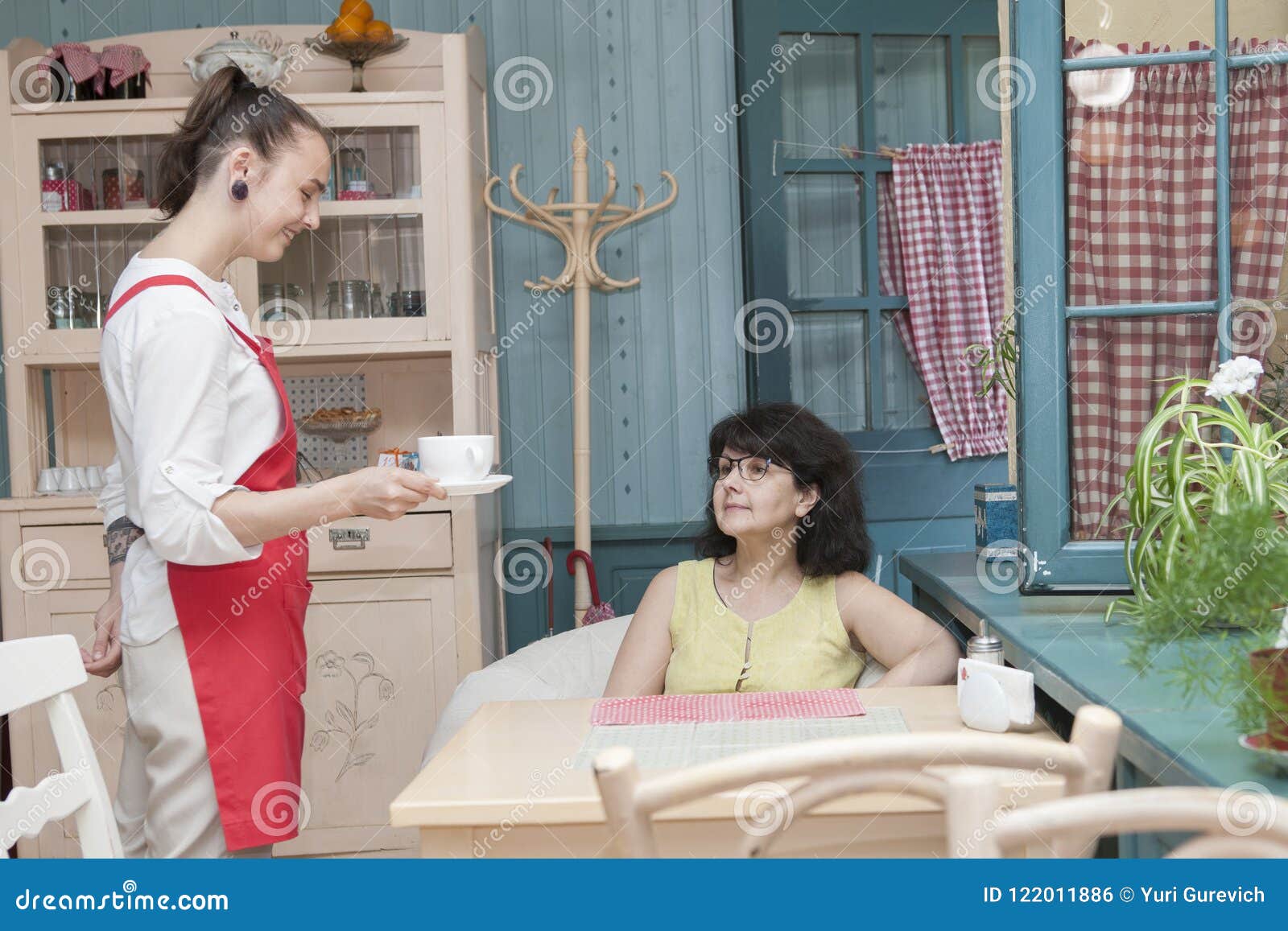 Die Kellnerin Dient Einen Besucher Zu Einem Café Stockfoto - Bild von ...