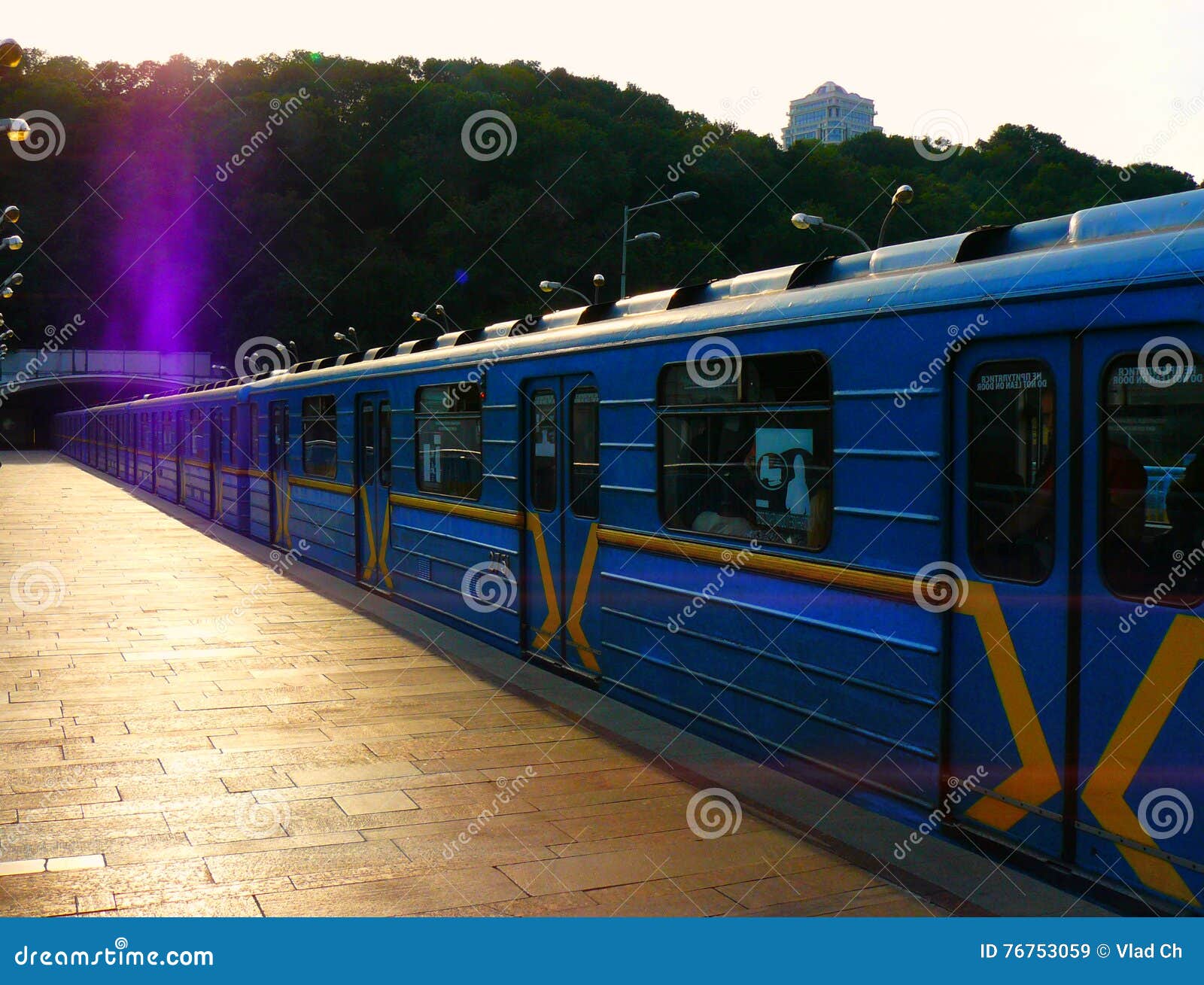 Die Kiew-Metro stockbild. Bild von öffentlichkeit, farben - 76753059