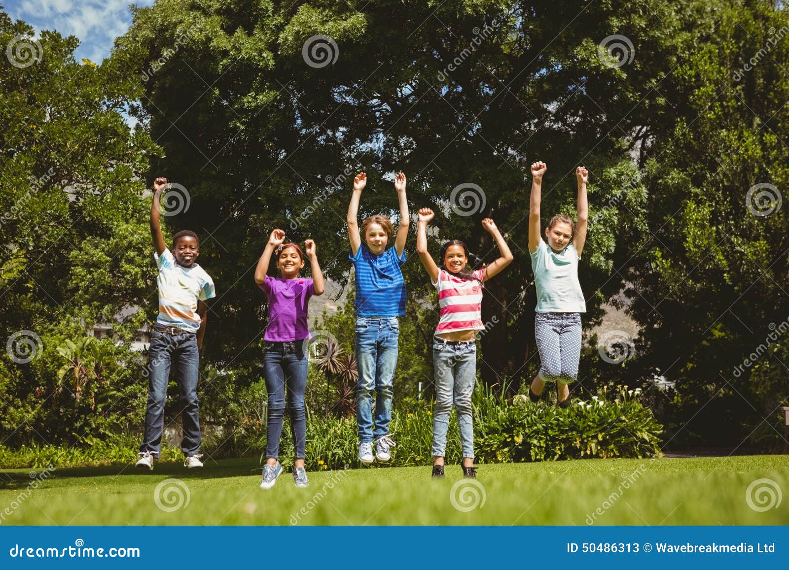 Die Kinder Springend am Park Stockbild - Bild von energisch, freundlich ...