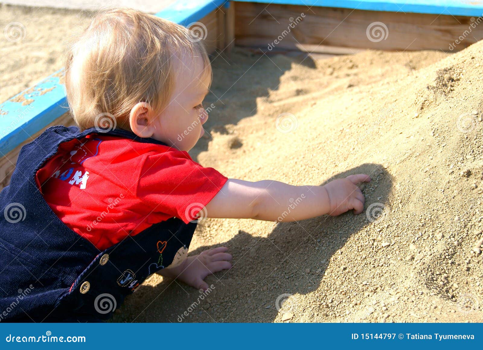 Die Kindspiele Zu Einem Sandkasten Stockbild - Bild von spiel, sand ...