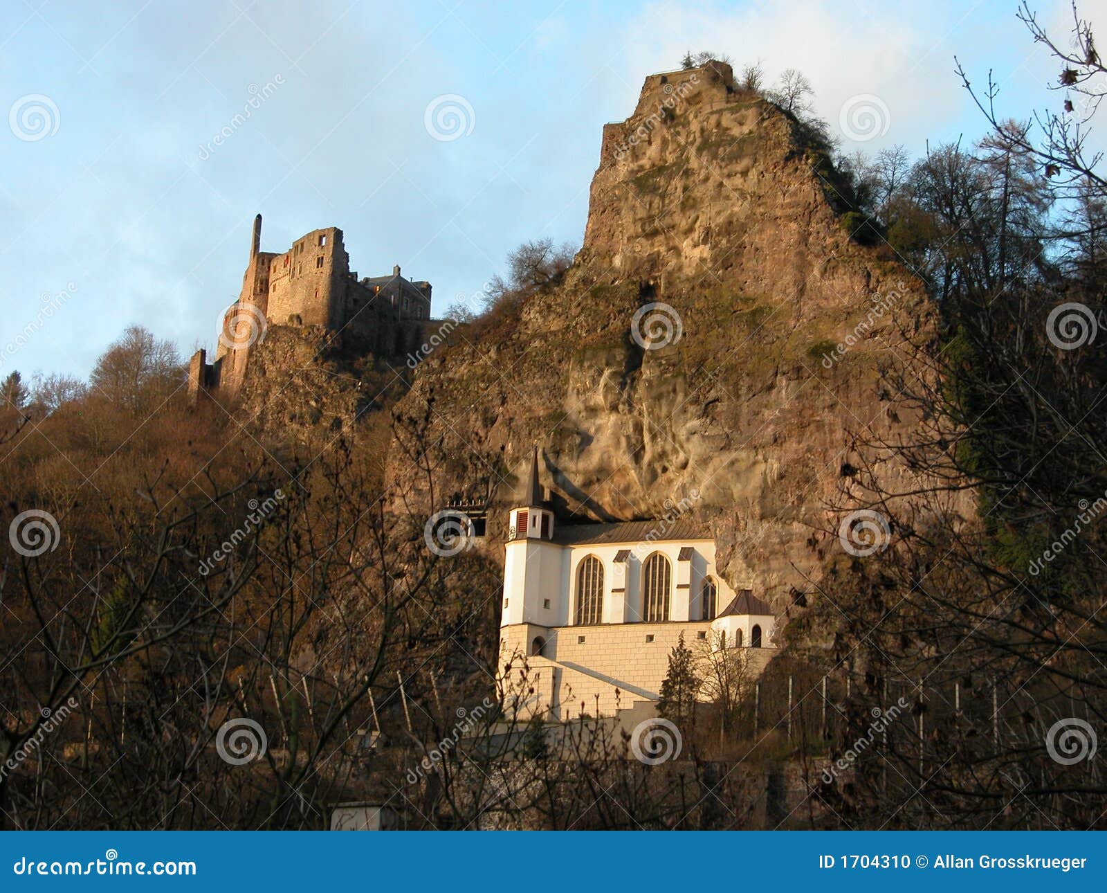 Die Kirche in Den Felsen-und Schloss-Ruinen Stockfoto - Bild von ...