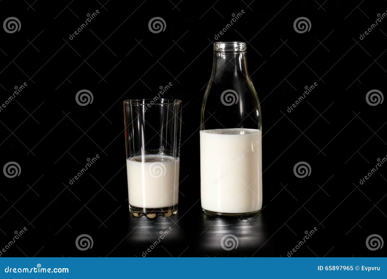 Die Kuhmilch in Einer Glasflasche Oder in Einem Glas Stockbild - Bild ...