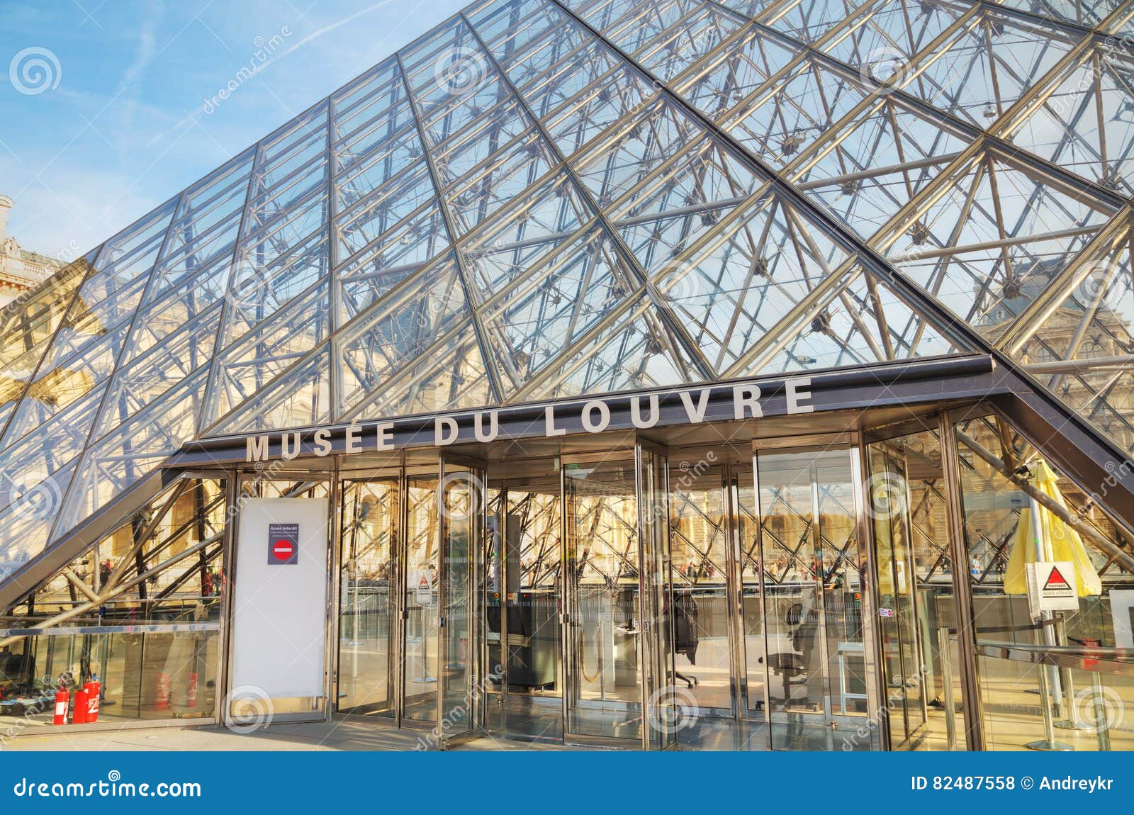 Die Louvre-Pyramide in Paris Redaktionelles Stockfoto - Bild von ...