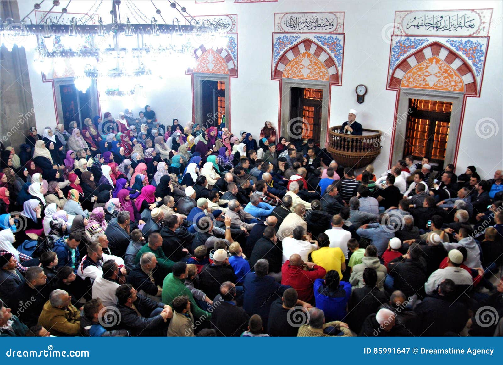 Die Menge in der Moschee redaktionelles stockfotografie. Bild von ...