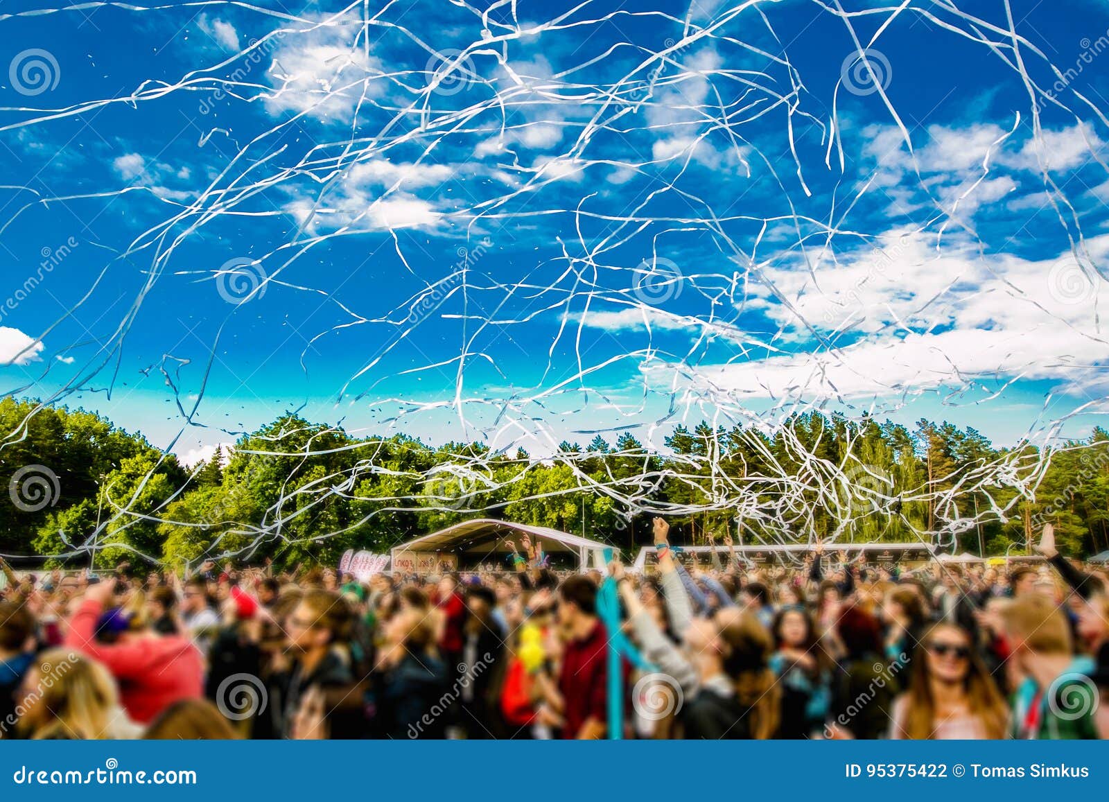 Die Menge am Festival redaktionelles stockfotografie. Bild von tanz ...