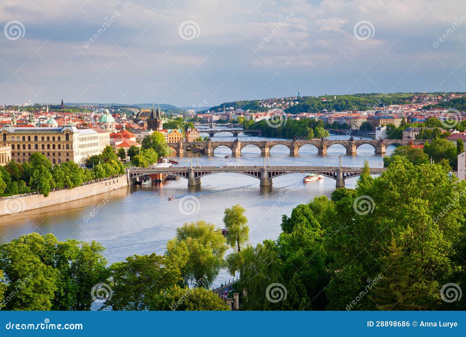 Die Moldau-Fluss stockfoto. Bild von gebäude, frühling - 28898686
