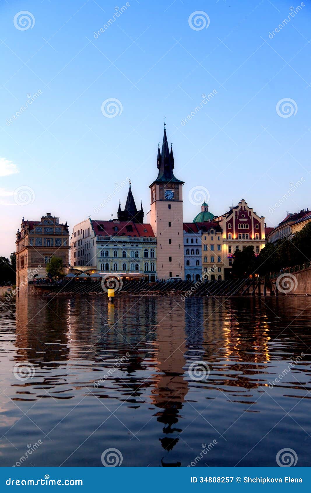 Die Moldau-Fluss-Damm Nachts Stockbild - Bild von gatter, stadt: 34808257