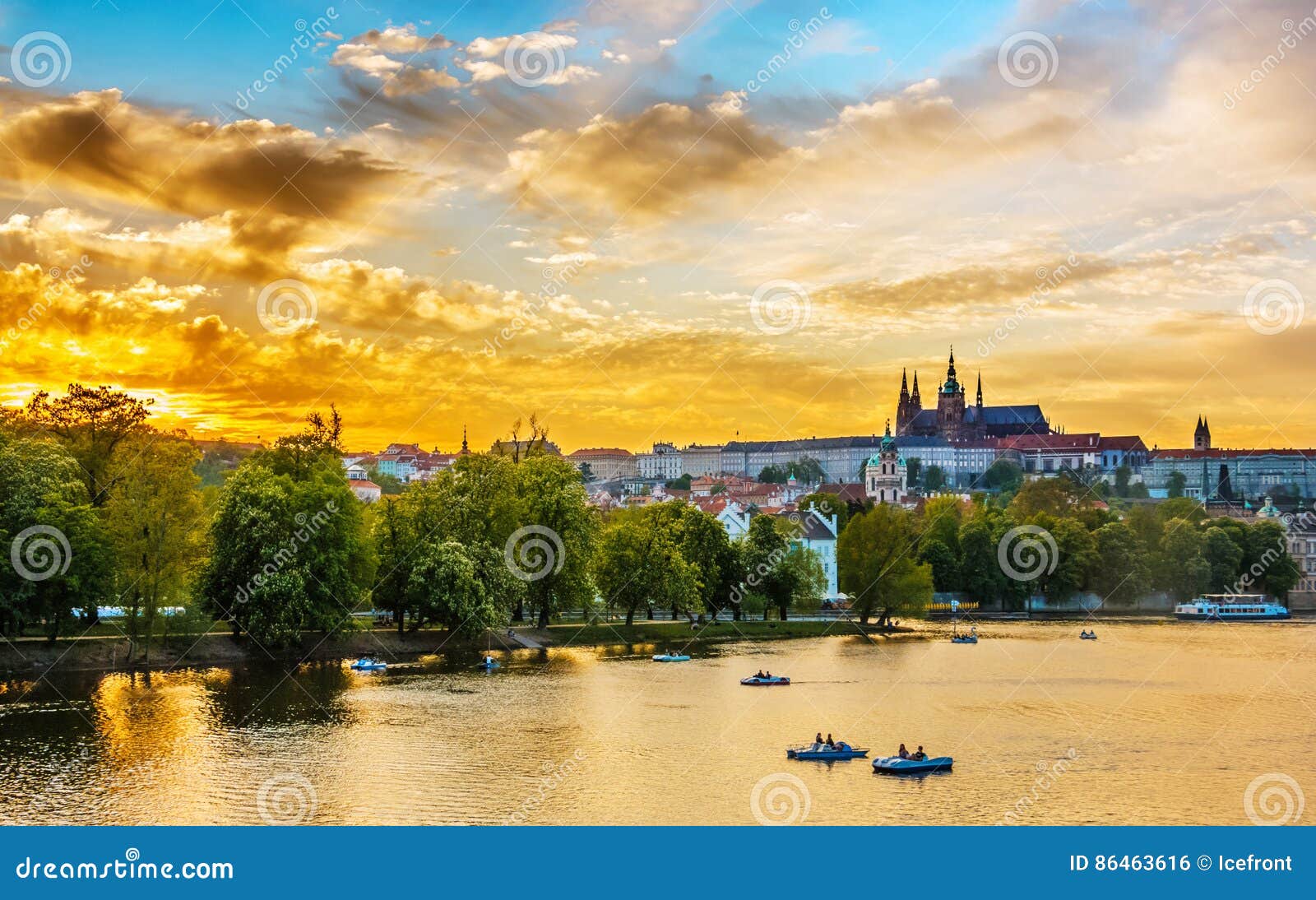 Die Moldau-Fluss Mit Booten, Prag, Tschechische Republik Stockfoto ...