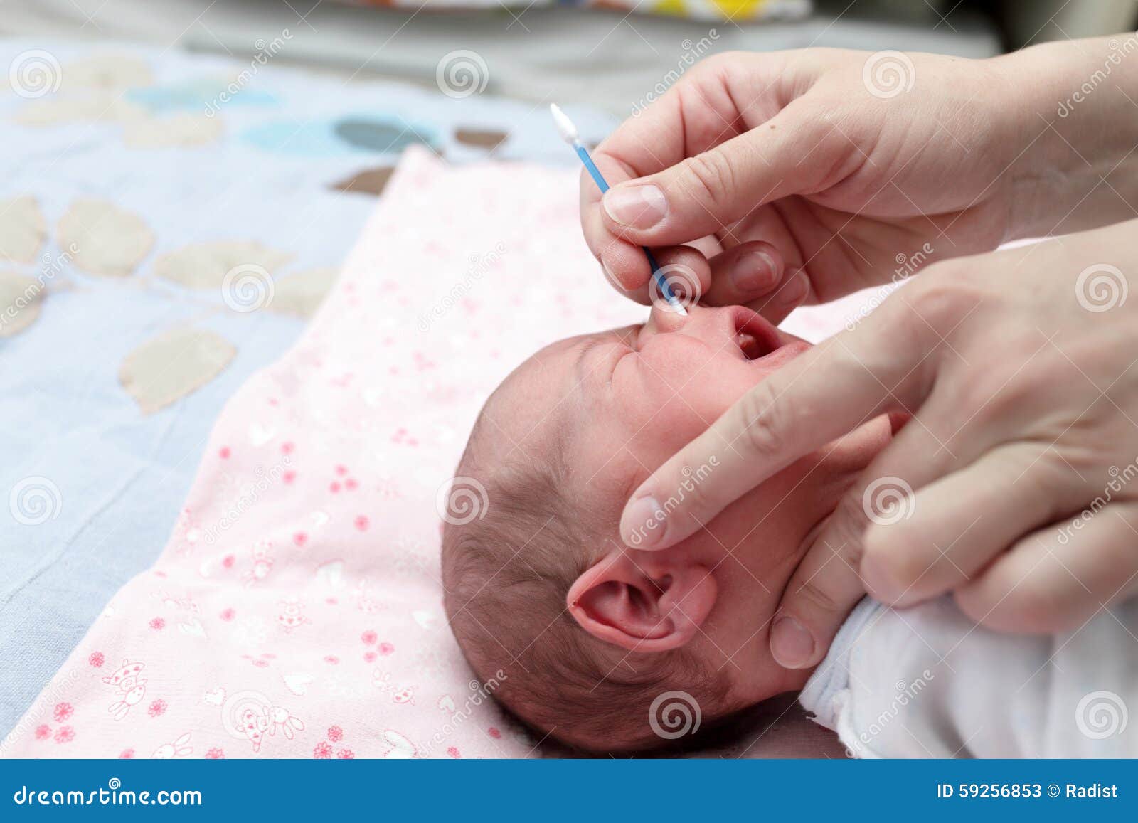 Die Nase säubern ein Baby stockbild. Bild von lügen, bett - 59256853