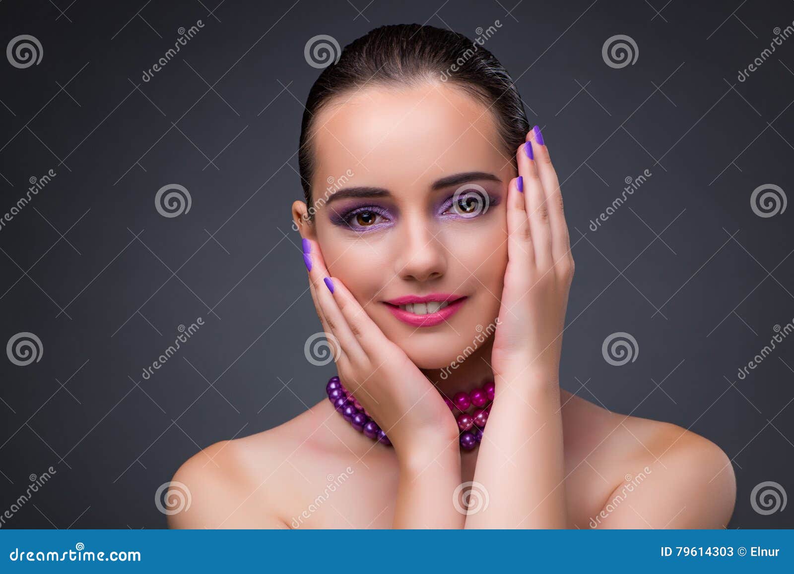 Die Nette Frau Mit Perlenhalskette Stockbild - Bild von armband, kette ...