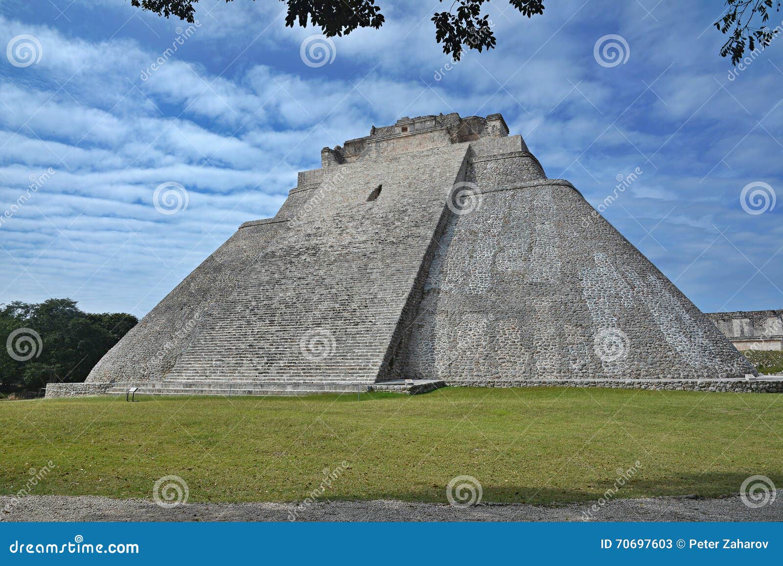 Die Pyramide Des Magiers, Uxmal, Yucatan-Halbinsel, Mexiko Stockbild ...