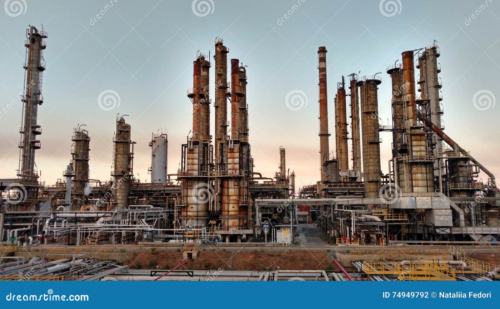 Die Raffinerie stockfoto. Bild von benzin, filter, umwelt - 74949792