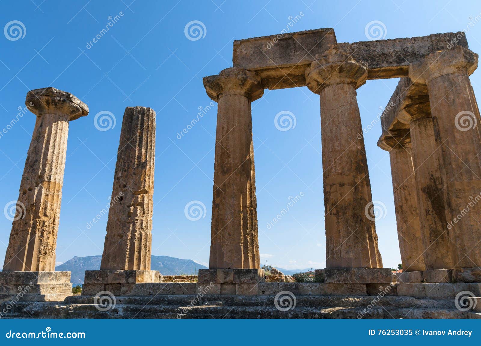 Die Ruinen Des Tempels in Altem Korinth Stockbild - Bild von sand ...