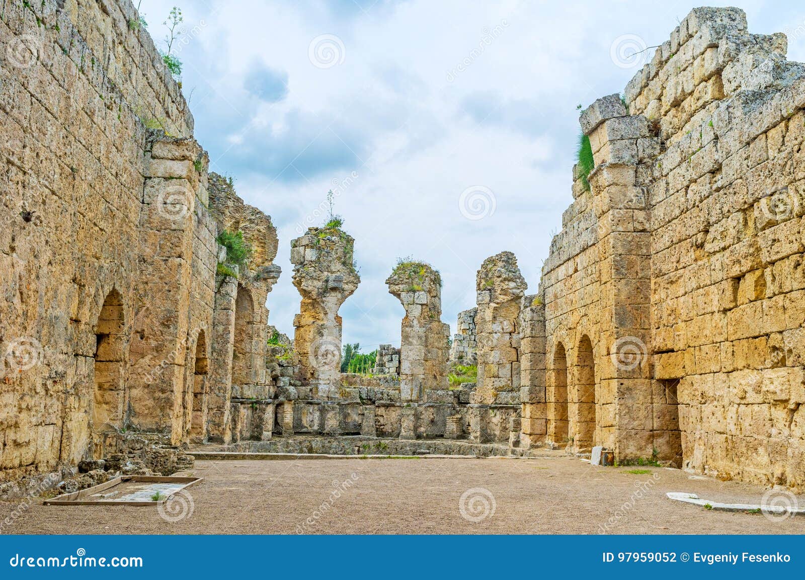 Die Ruinen Des Tempels in Perge Stockfoto - Bild von aufsatz, anatolien ...