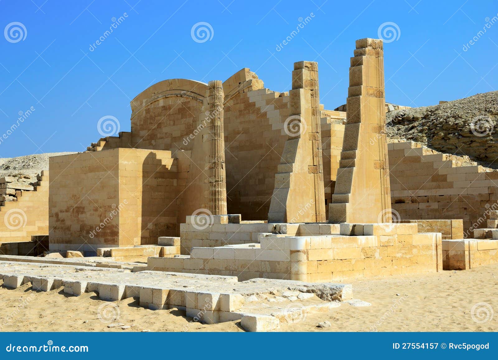 Die Ruinen Des Tempels in Saqqara Stockbild - Bild von sand, wüste ...