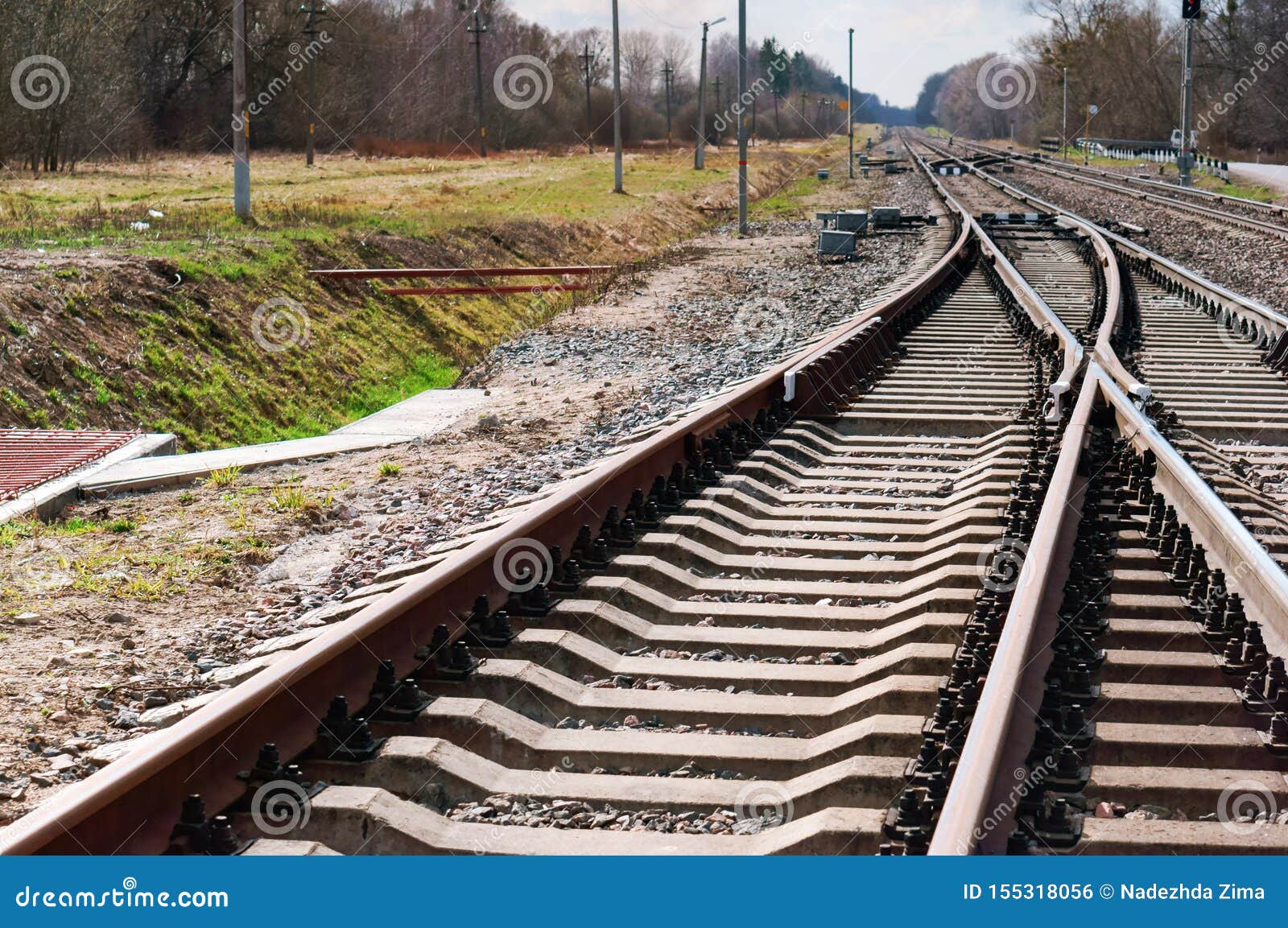 Die Schienen in Einigen Reihen, Die Eisenbahn Steigt in Den Abstand Ein ...