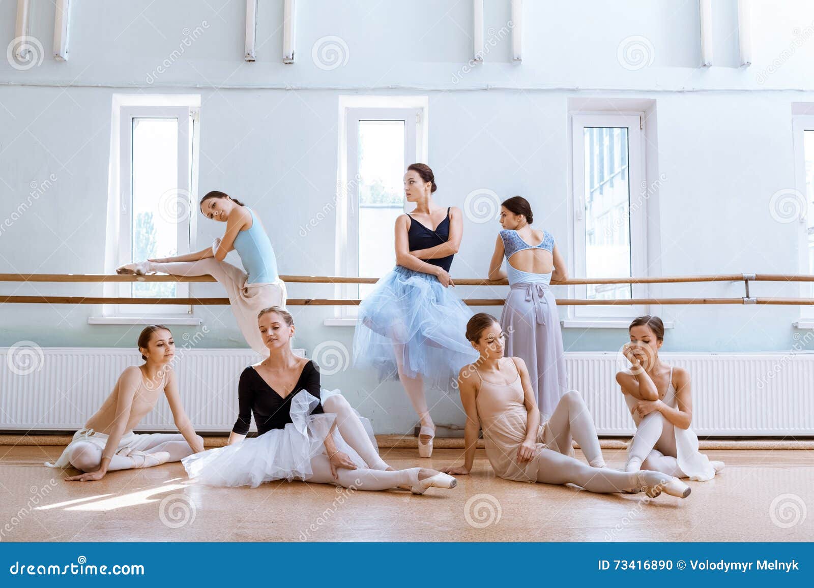 Die Sieben Ballerinen an Der Ballettstange Stockfoto - Bild von ...
