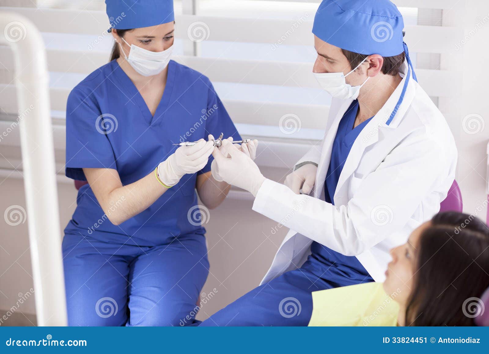 Die Spritze Ist, Doktor Bereit Stockbild - Bild von medizin, scheuert ...