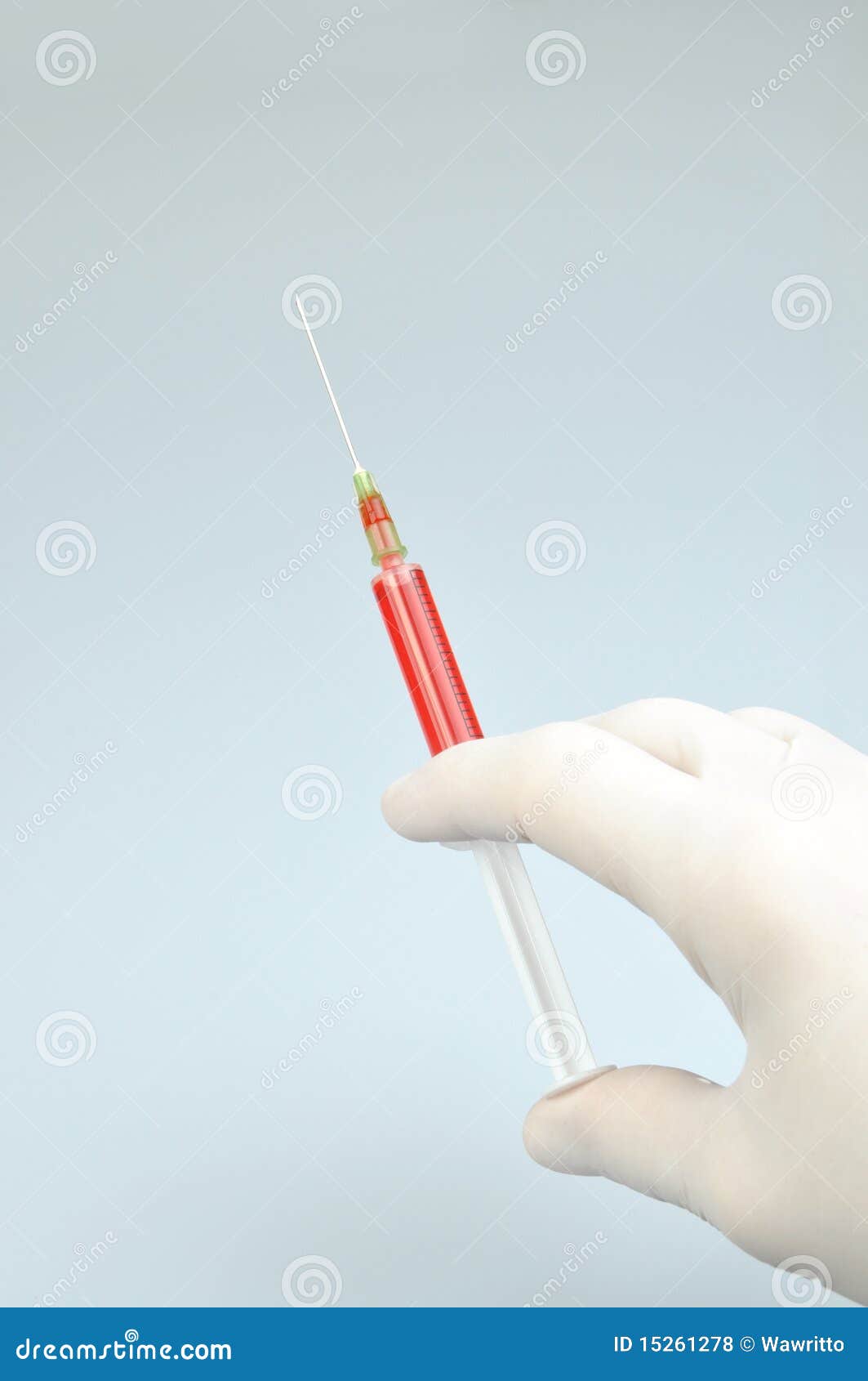 Die Spritze Mit Impfstoff in Der Hand Stockfoto - Bild von gesund ...