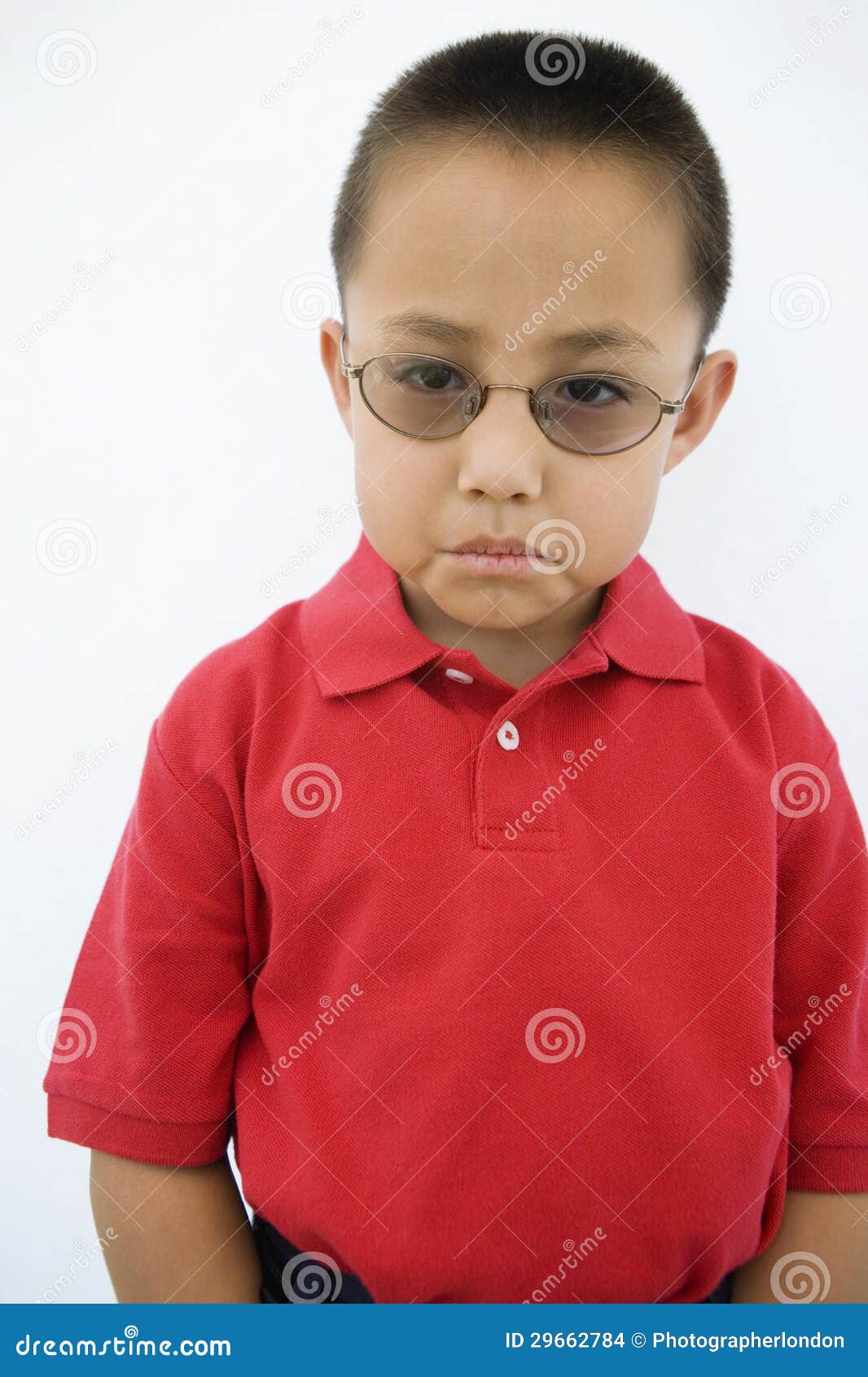 Die Stirn runzelnder Junge stockfoto. Bild von junge - 29662784