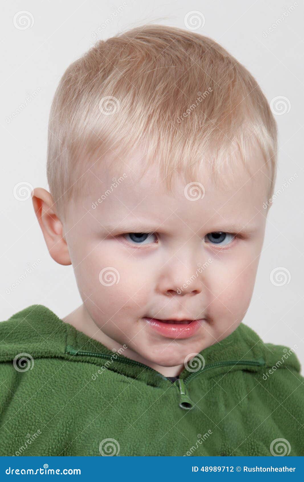 Die Stirn runzelndes Kind stockfoto. Bild von braue, gepflogen - 48989712