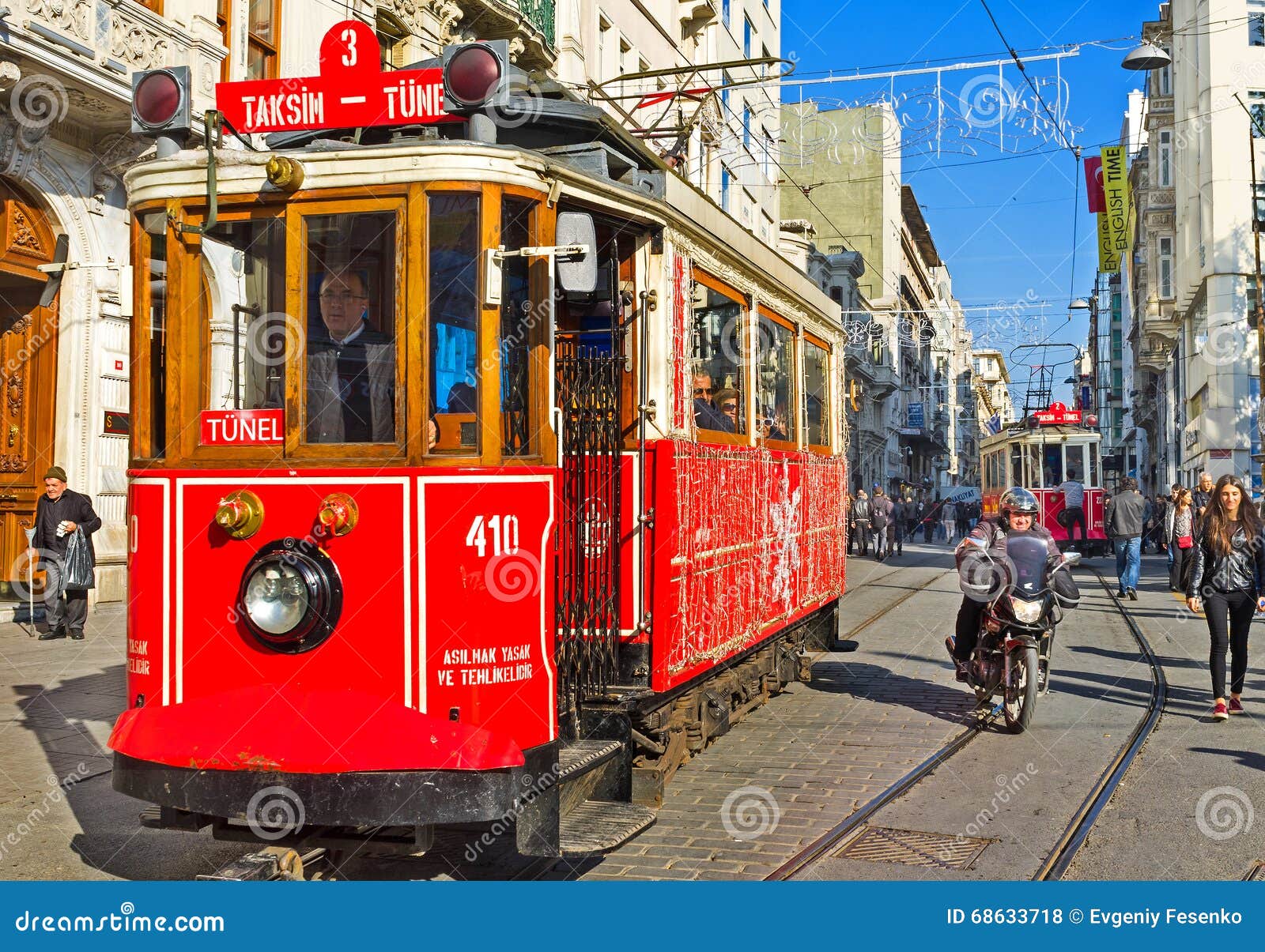 Die Tram auf der Station redaktionelles stockfoto. Bild von einkaufen ...