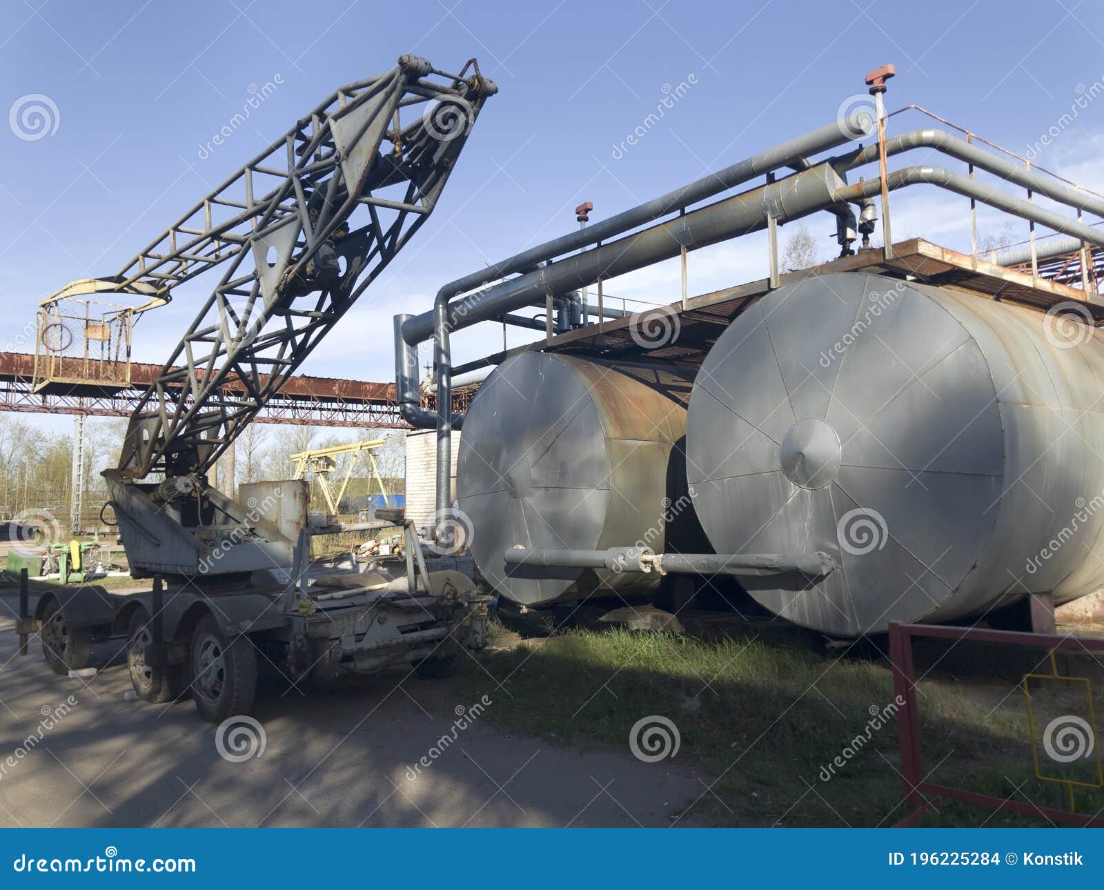 Die Werft Eines Industrieunternehmens. Tank Und Mobiler Turm Stockfoto ...
