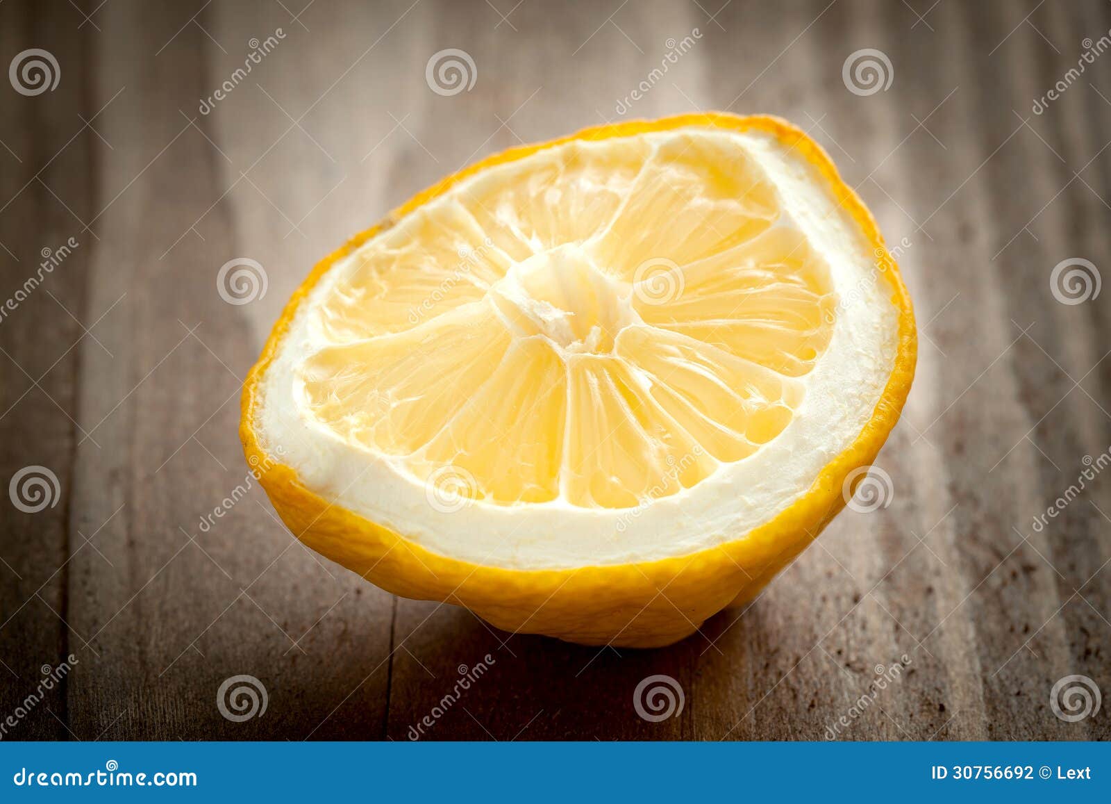 Die Zitrone Liegt Auf Tabelle Stockfoto - Bild von schnitt, zitrone ...