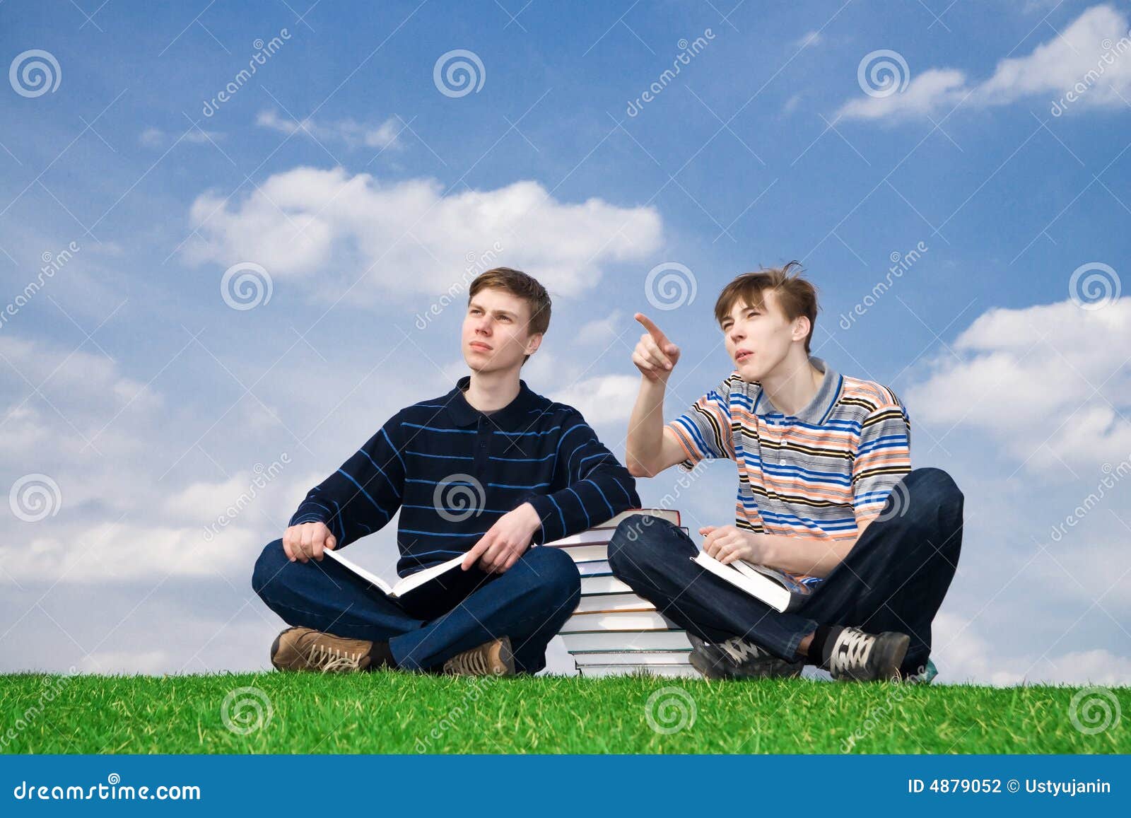 Die Zwei Studenten Mit Dem Buch Bild. Bild: 4879052