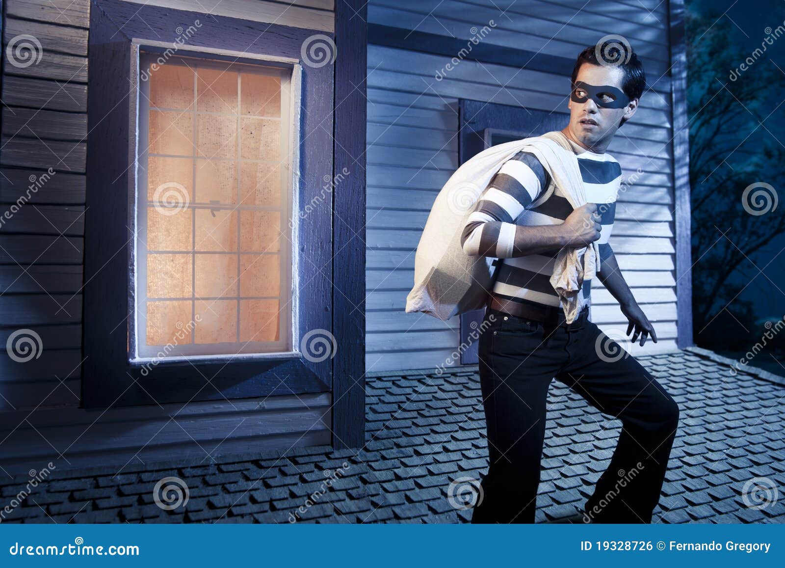 Dieb Auf Dem Dach Eines Hauses Nachts Stockfoto - Bild von dunkel ...