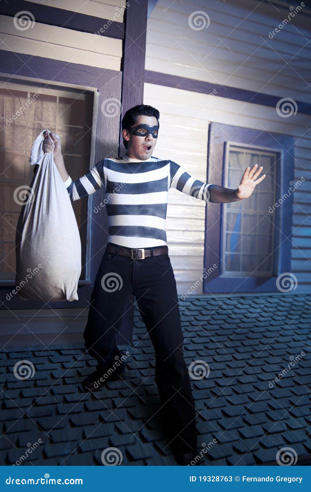 Dieb Auf Dem Dach Eines Hauses Nachts Stockbild - Bild von versteckt ...