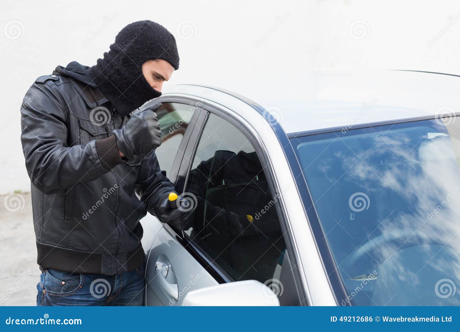 Dieb, Der in Ein Auto Einbricht Stockfoto - Bild von transport ...