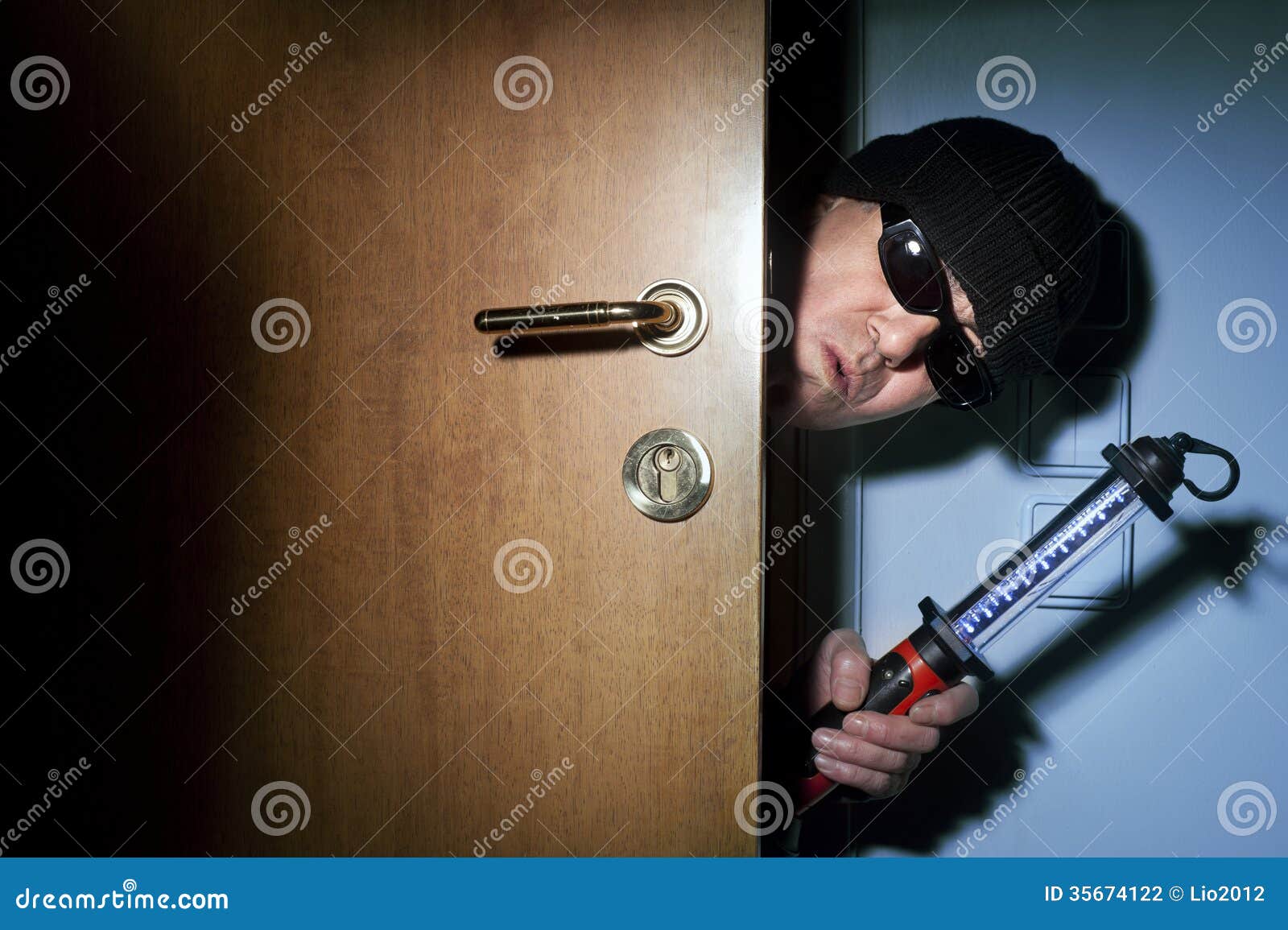 Dieb in einem Haus stockfoto. Bild von haupt, schutzkappe - 35674122