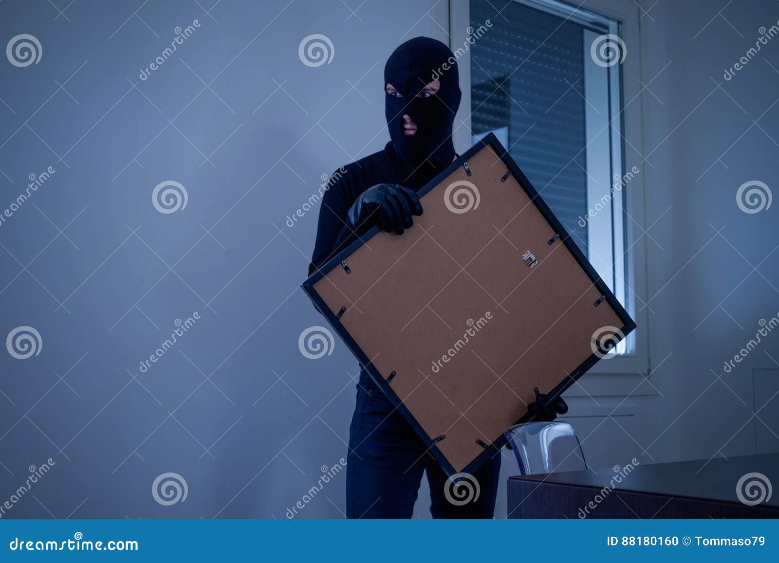 Dieb Innerhalb Des Hauses Eine Malerei Stehlend Stockfoto - Bild von ...