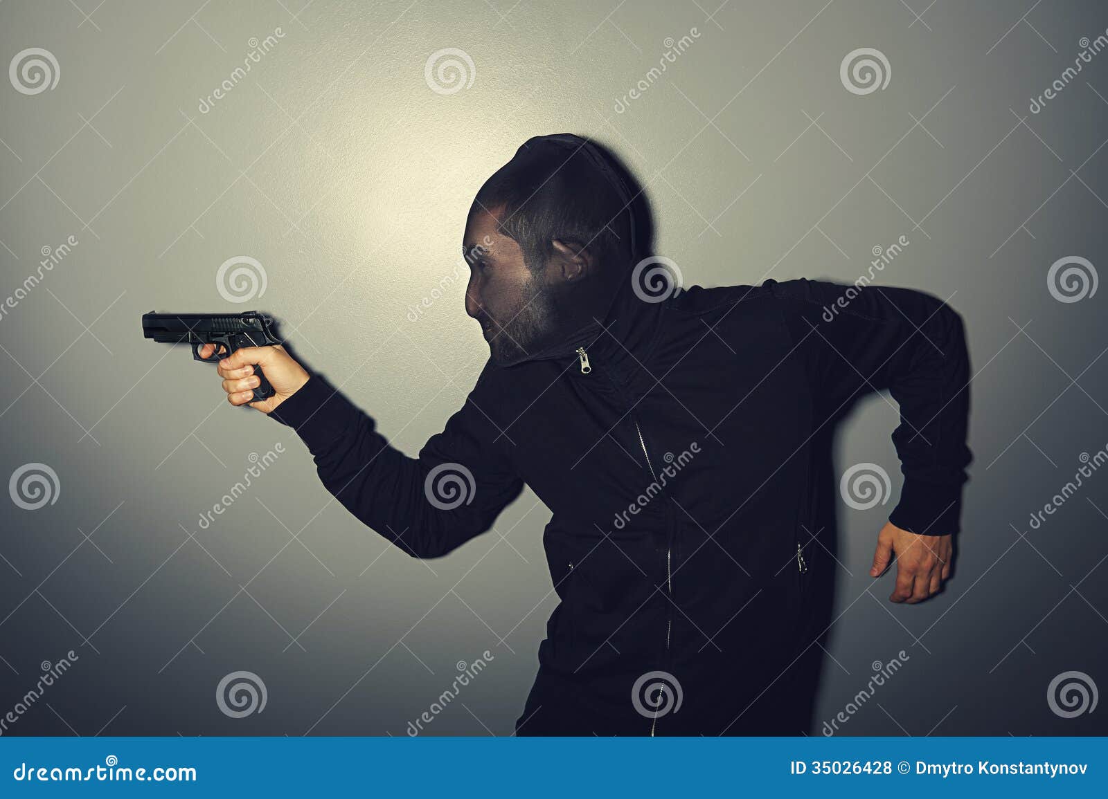 Dieb Mit Dem Gewehrdiebstahl Stockfoto - Bild von person, gefahr: 35026428