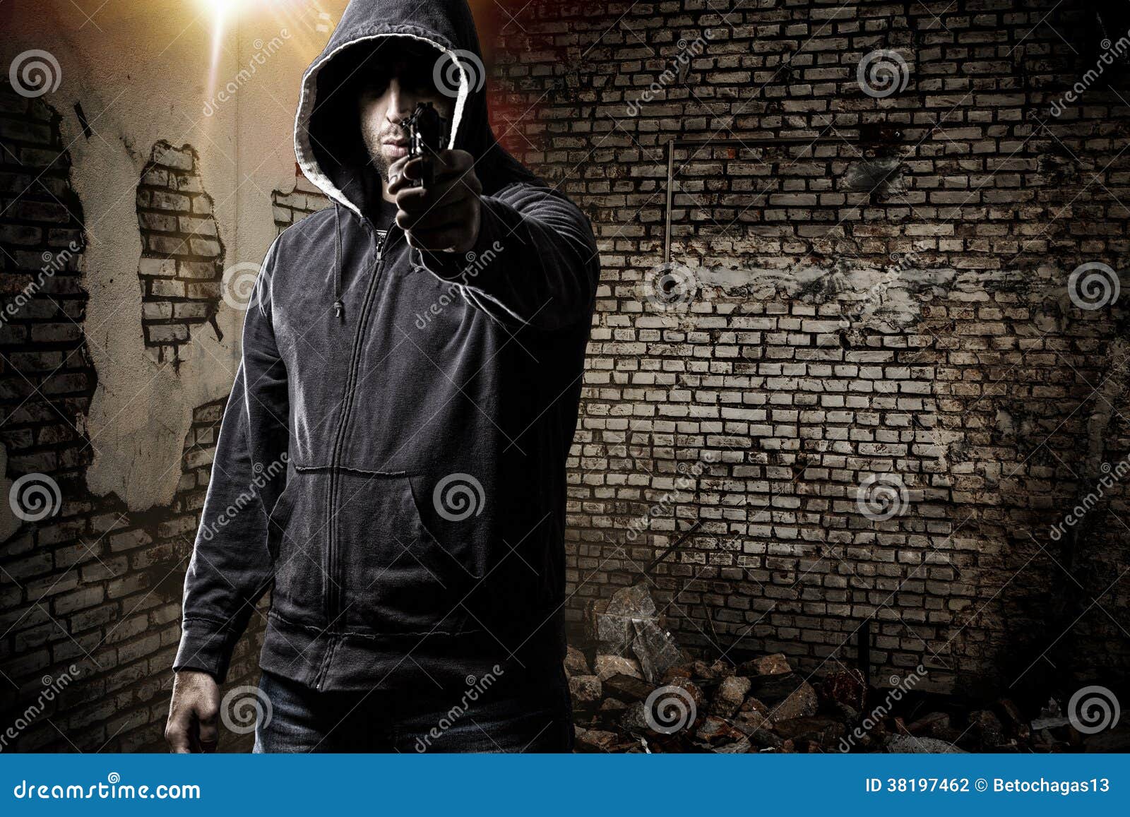 Dief in een donkere steeg stock foto. Image of inbreker - 38197462