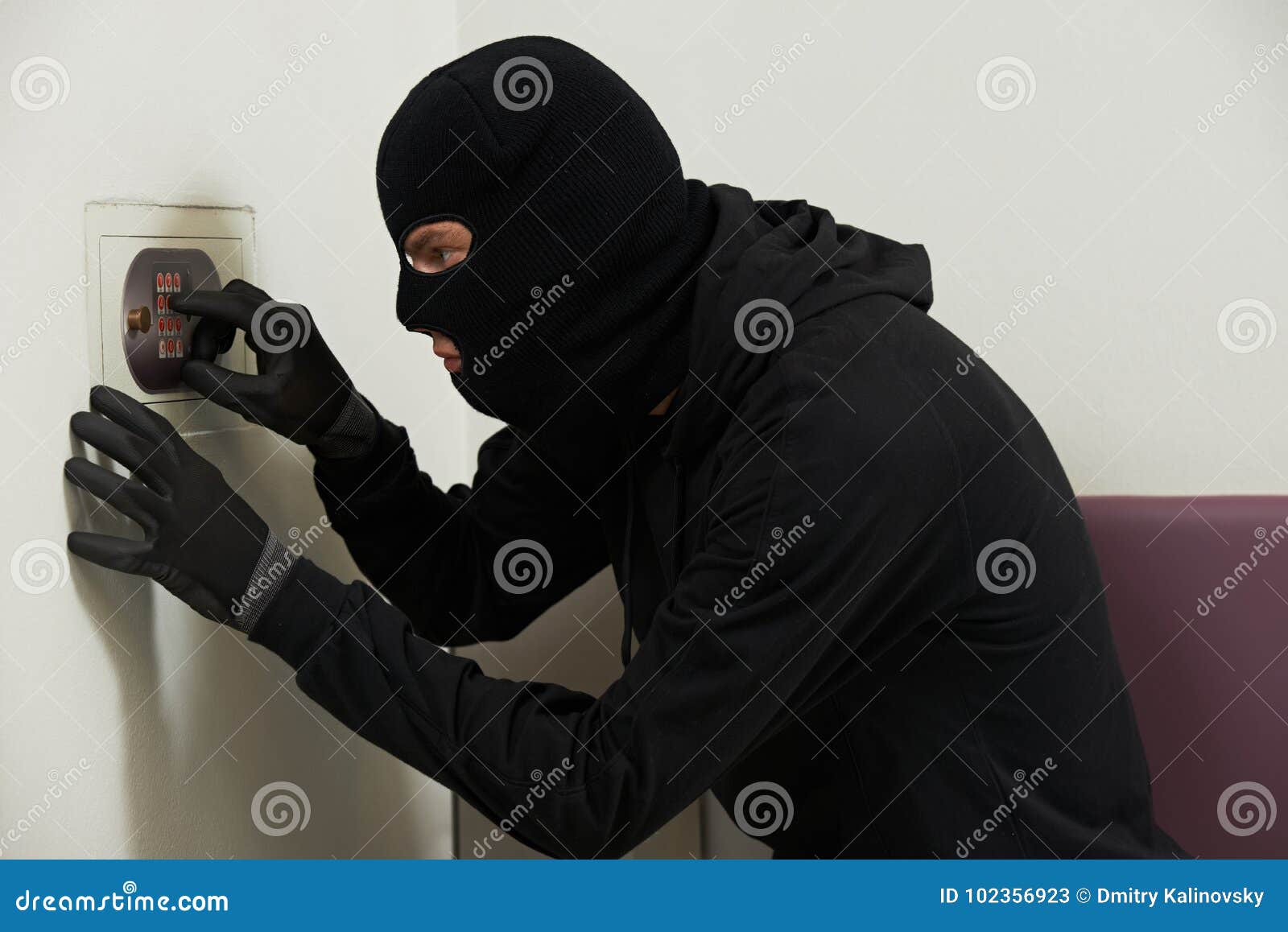 Dief in Masker Tijdens Het Veilige Codebreaking Stock Afbeelding ...